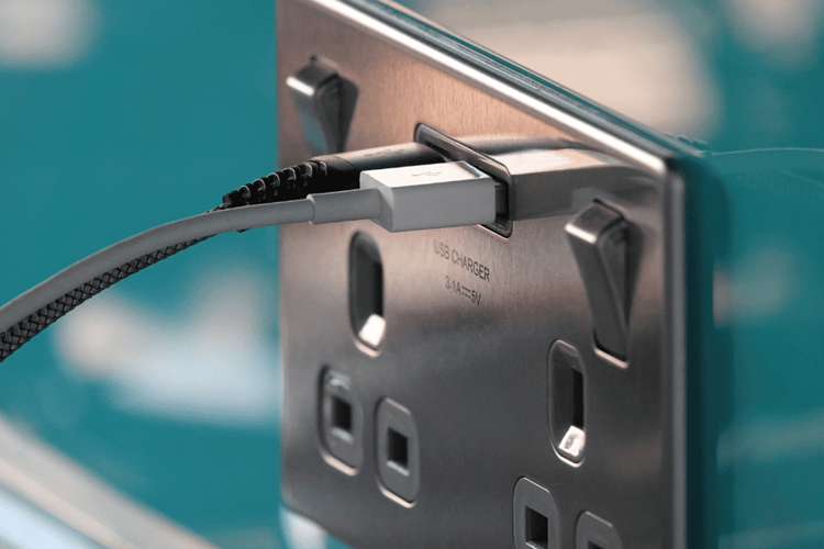 How to change a plug socket | HomeServe